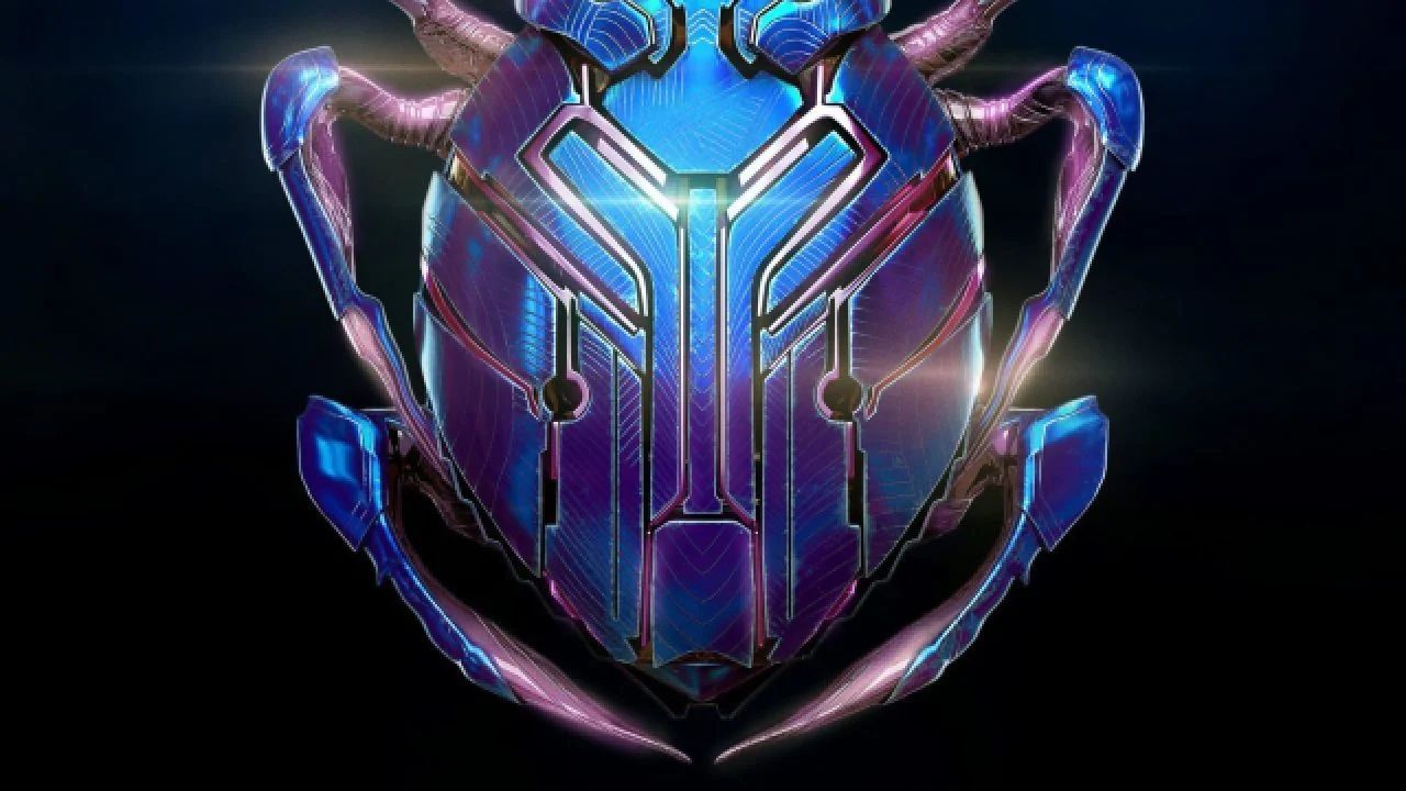 Blue Beetle - jest oficjalny plakat filmu. Błękitny Skarabeusz zaprasza do kin